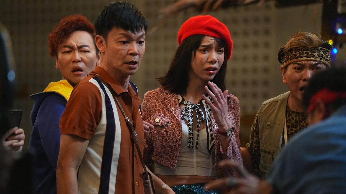 喜劇天王拍戲掛彩！ 「遭椅子砸手」見血忍痛：我片酬高沒關係│TVBS新聞網