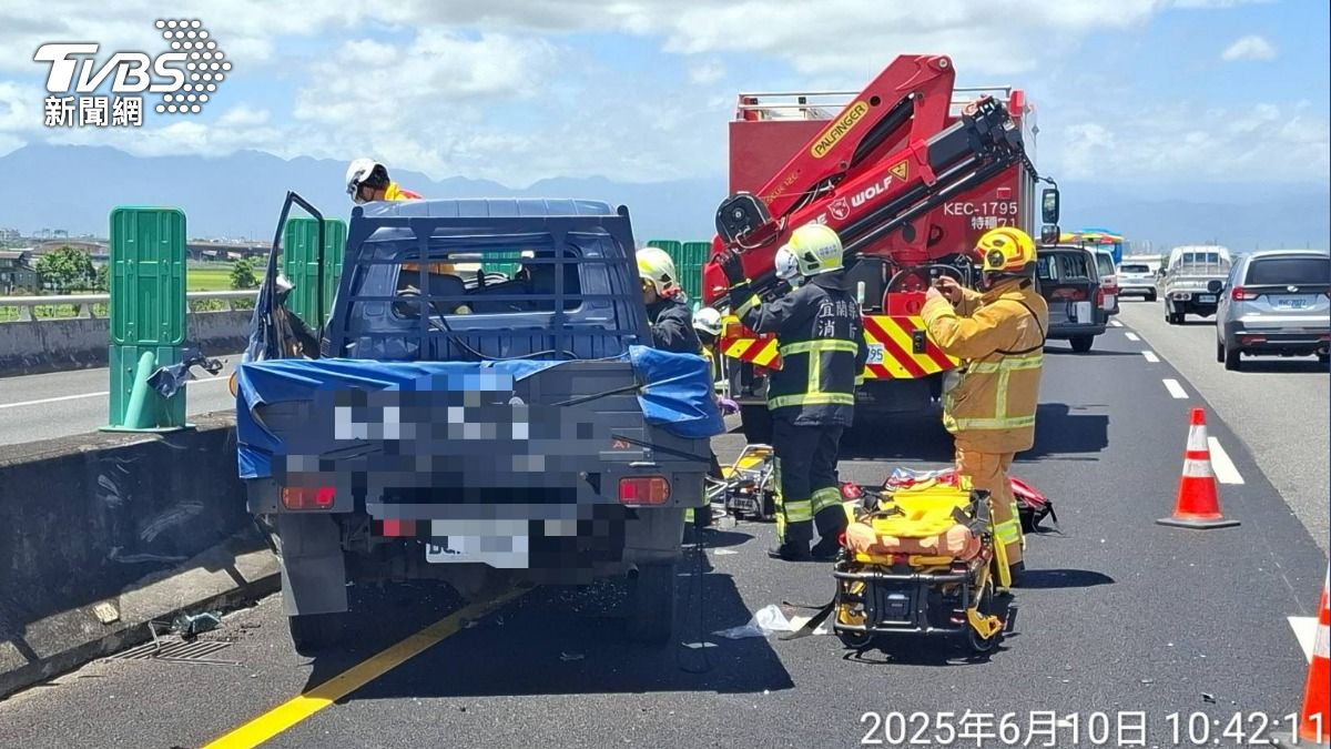 有片／國五南下礁溪段嚴重車禍 貨車駕駛「連撞2車」傷重死亡│TVBS新聞網