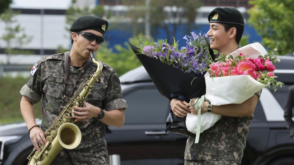 BTS全員合體在即！RM、V退伍了 帥氣亮相「感謝ARMY等待」│TVBS新聞網