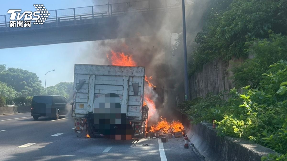 國1新竹段「貨車變火球」 整車化妝品全燒毀│TVBS新聞網