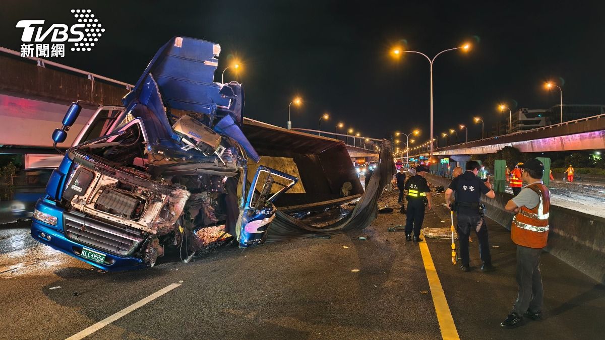 國一聯結車翻覆影響6線道！撞斷燈桿波及3車 駕駛OHCA│TVBS新聞網