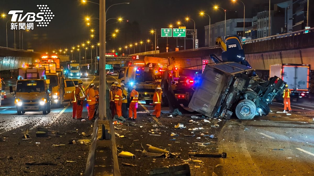 國一聯結車翻覆影響6線道！撞斷燈桿波及3車 駕駛OHCA│TVBS新聞網