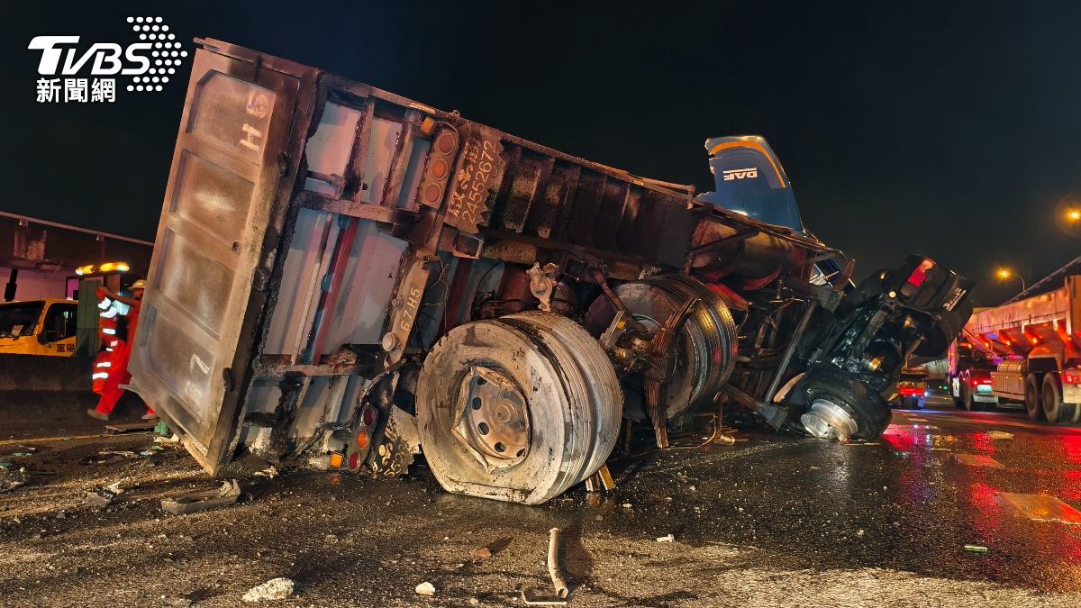 國一聯結車翻覆影響6線道！撞斷燈桿波及3車 駕駛OHCA│TVBS新聞網