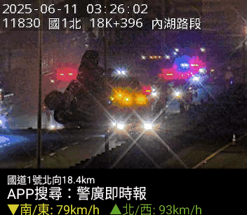 國一聯結車翻覆影響6線道！撞斷燈桿波及3車 駕駛OHCA│TVBS新聞網