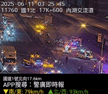 國一聯結車翻覆影響6線道！撞斷燈桿波及3車 駕駛OHCA│TVBS新聞網