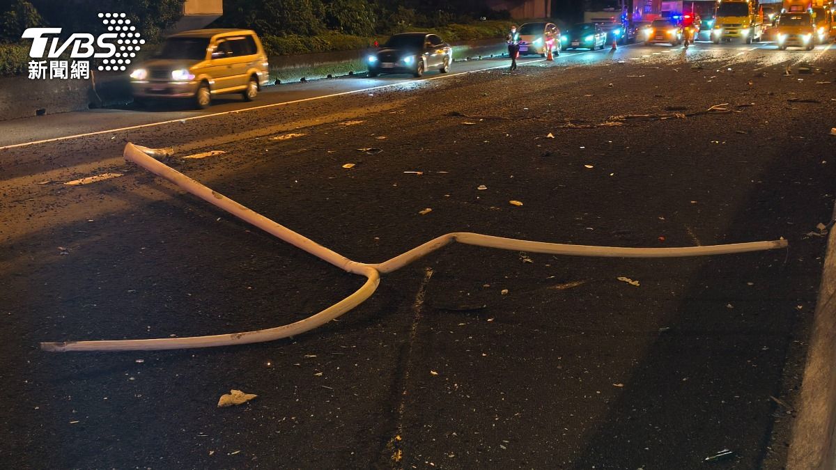 國一聯結車翻覆影響6線道！撞斷燈桿波及3車 駕駛OHCA│TVBS新聞網