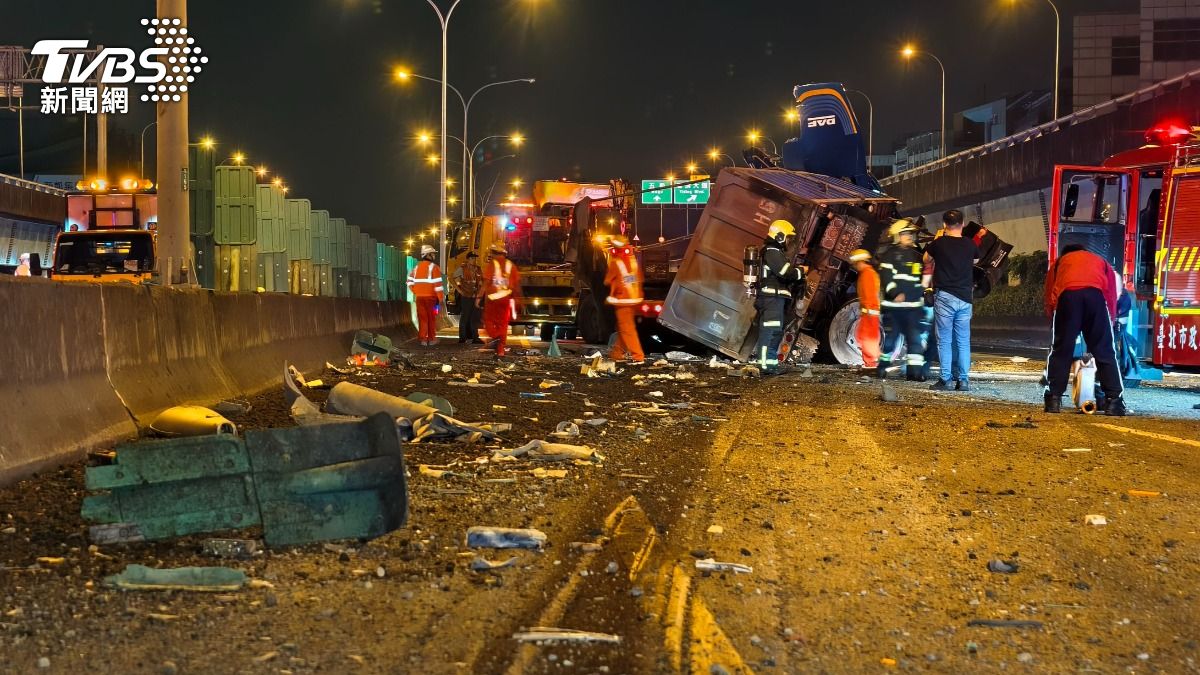 國一聯結車翻覆影響6線道！撞斷燈桿波及3車 駕駛OHCA│TVBS新聞網