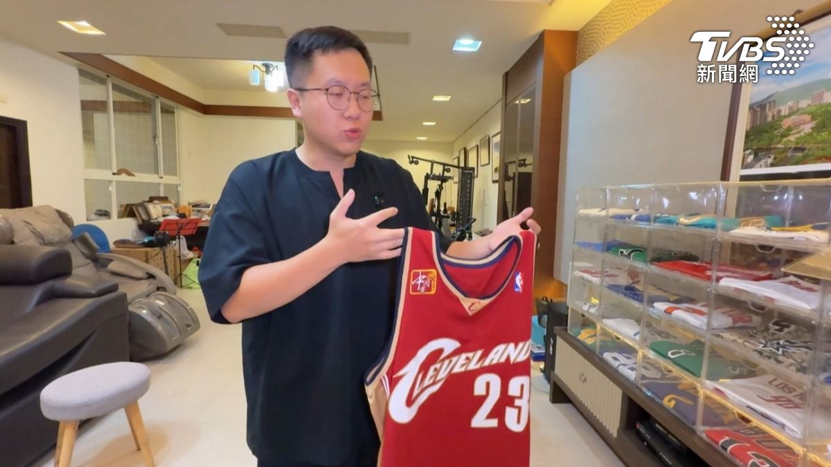 擁「詹姆斯」穿過的球衣！他砸千萬收藏60件NBA球衣│TVBS新聞網