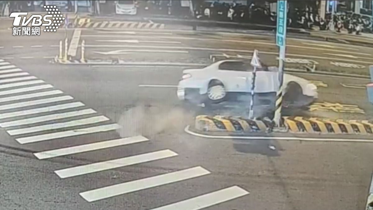 分隔島是無辜的!台中南屯警 裝設LED導引燈當＂亮點＂防撞 │TVBS新聞網