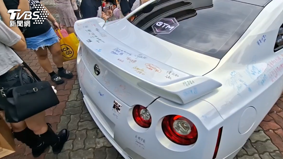 這場國小畢典太狂！600萬GTR變簽名牆 網羨煞：好帥│TVBS新聞網