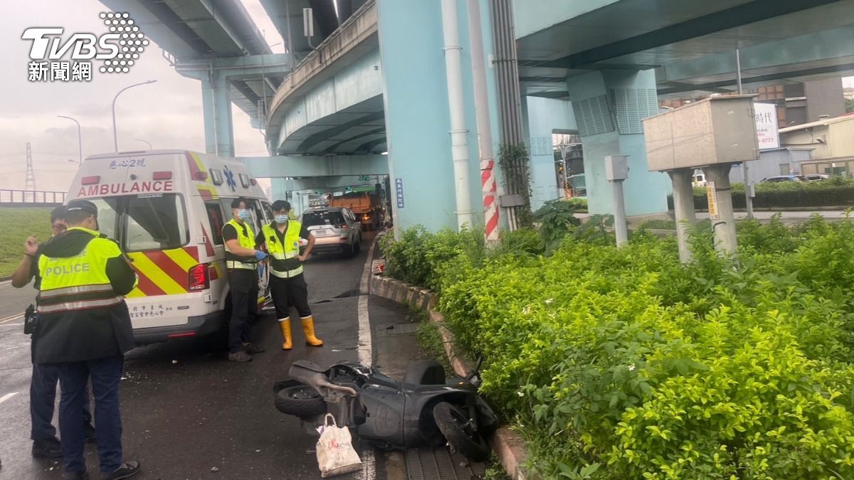 快訊／新北死亡車禍！砂石車、機車碰撞 1女遭輾爆頭慘死│TVBS新聞網