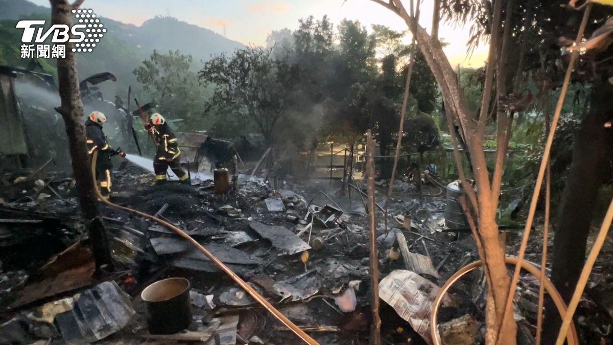 樹林農場半夜起火！雞舍雜物陷火海 250平方公尺全燒毀│TVBS新聞網