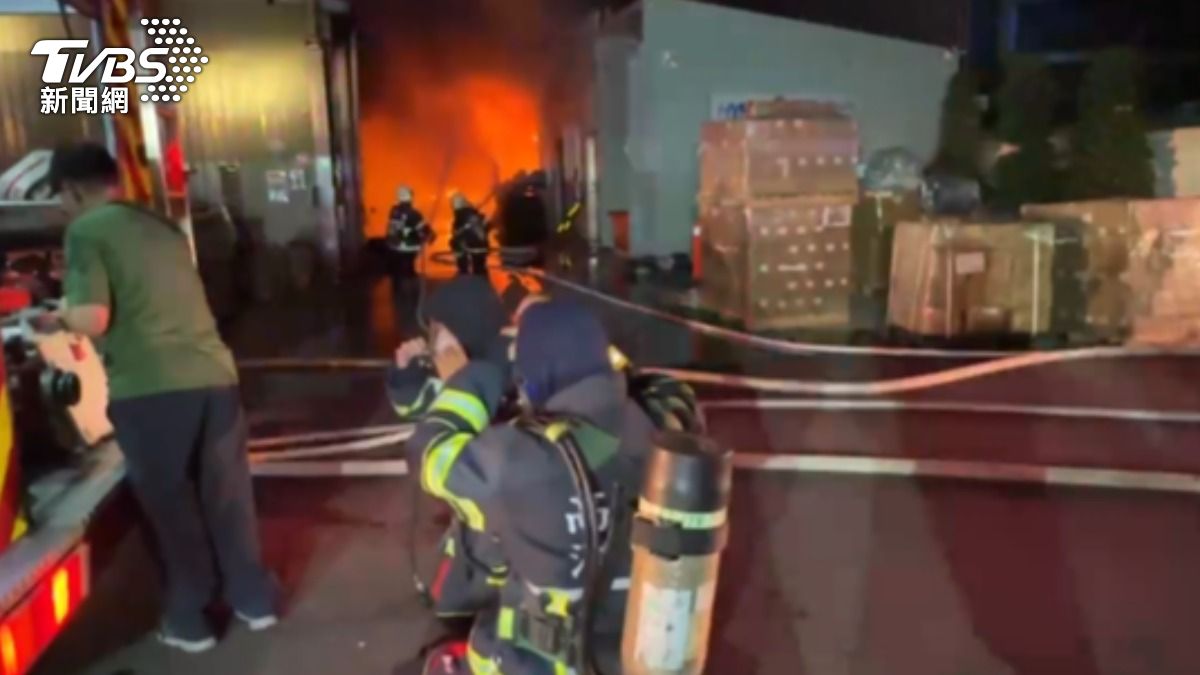 整片燒紅！高雄汽車鋰電池回收場 「烈焰猛竄」爆炸聲不斷│TVBS新聞網