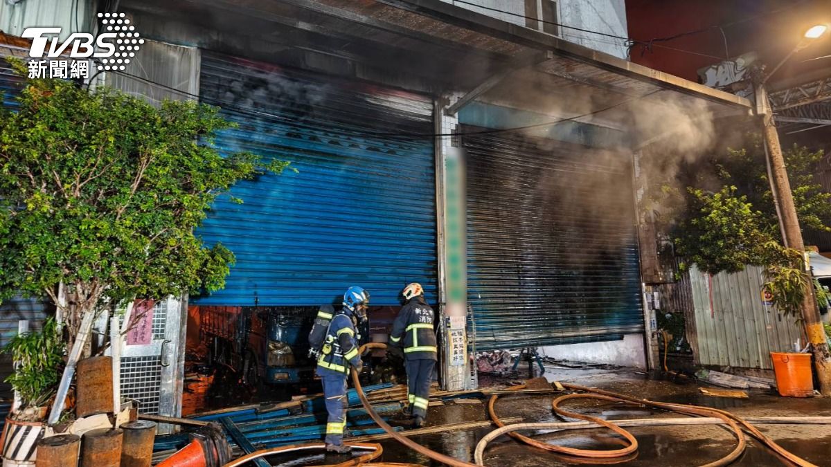 新北樹林回收站大火！ 連棟鐵皮屋延燒 300坪陷火海│TVBS新聞網