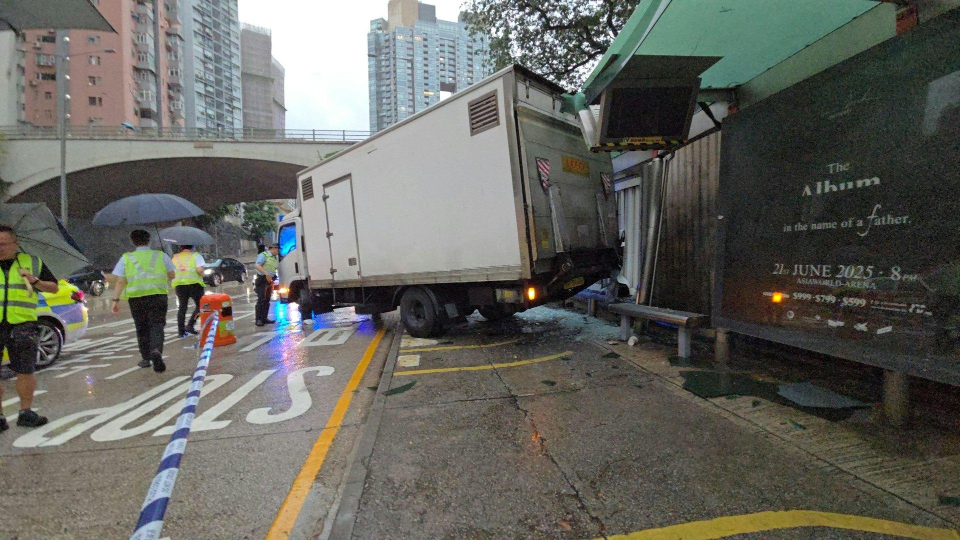 貨車衝上公車站肇逃！2港女路過遭撞 她「受困車底」送醫亡│TVBS新聞網