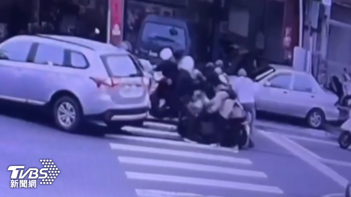 新北首破假車牌工廠！男網售「客製化」每片2500 獲利52萬全被抓│TVBS新聞網