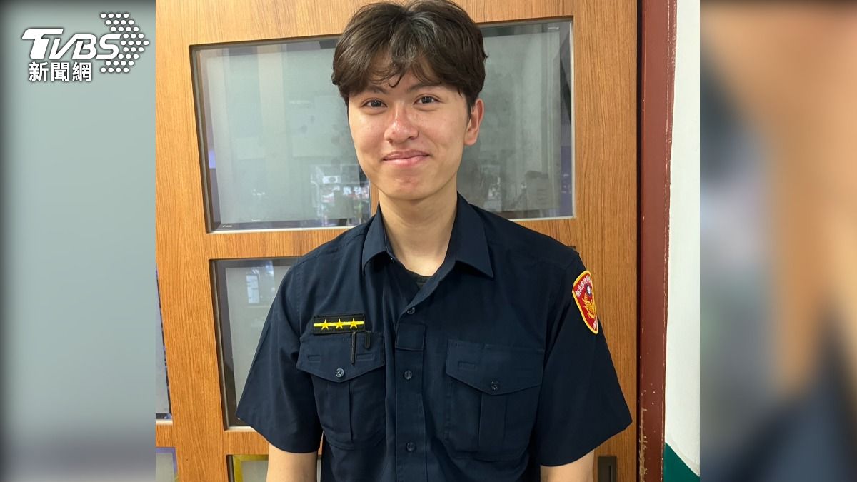 72歲翁騎車突倒地「沒呼吸心跳」 中和警CPR神救援│TVBS新聞網