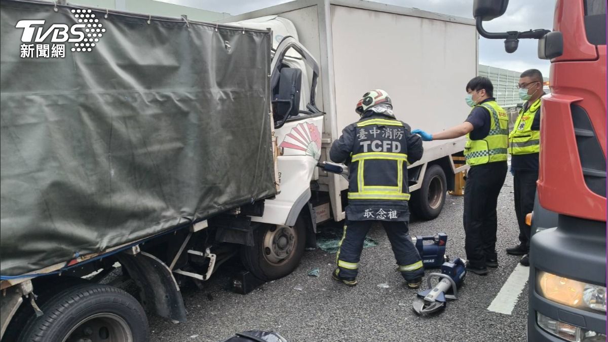 台74線重大車禍！3貨車連環撞慘況曝 36歲男受困重傷亡│TVBS新聞網