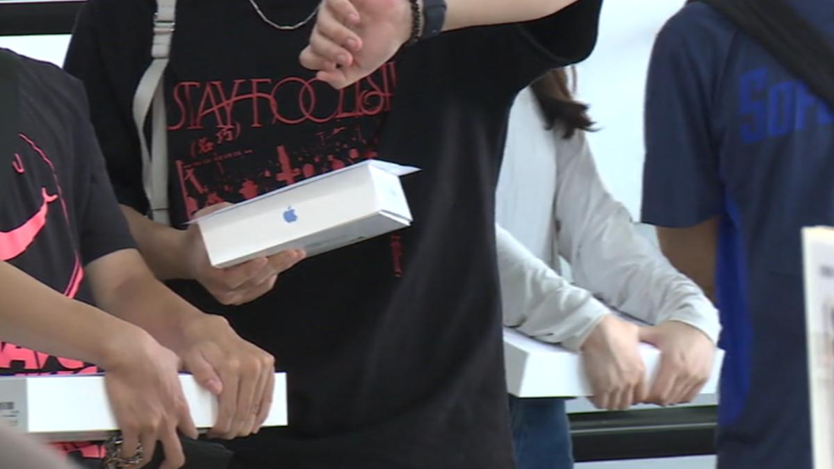 618折扣戰！iPhone 14 Pro降至5.4折 學生徹夜排隊搶購│TVBS新聞網