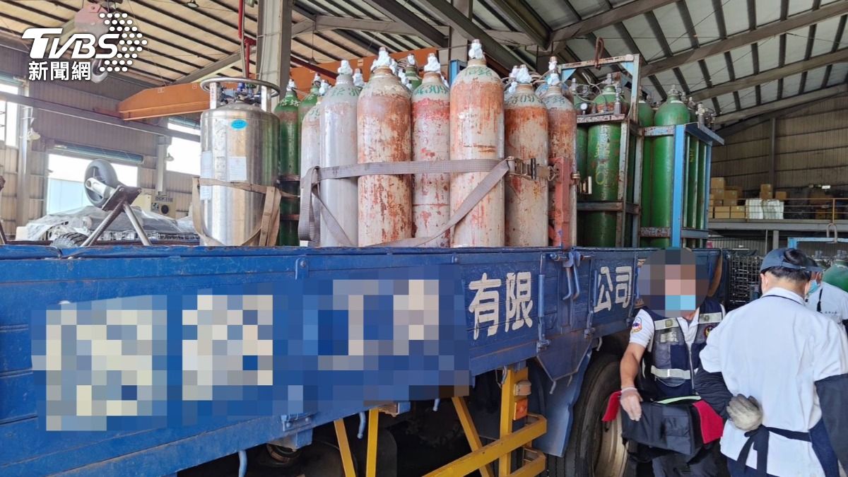 天降2公噸鋼瓶！當場重砸卸貨工人 他OHCA送醫│TVBS新聞網