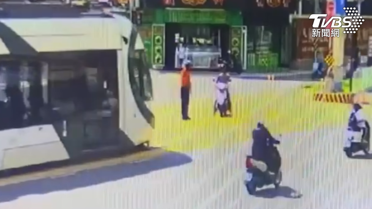 囂張碰壁！ 騎士故意擋輕軌 「軌道轉圈」20分 五位數罰單等著你│TVBS新聞網