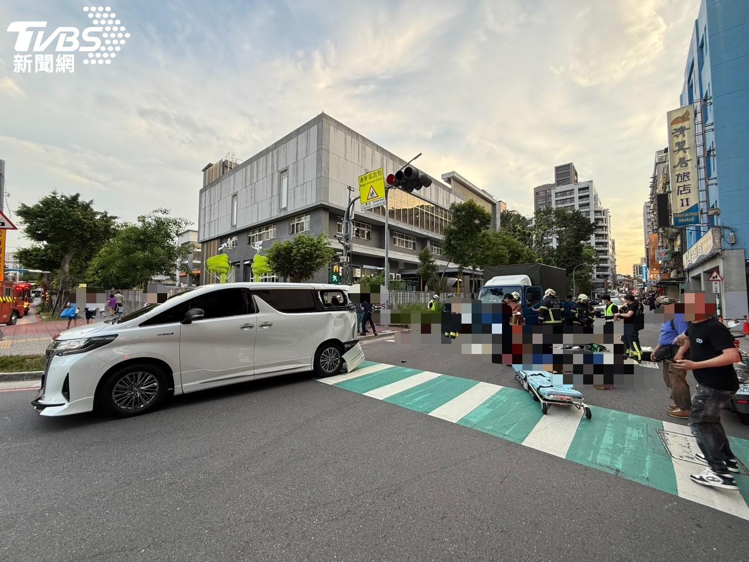 快訊／板橋嚴重車禍！機車群等紅燈遭貨車追撞 4人輕重傷│TVBS新聞網