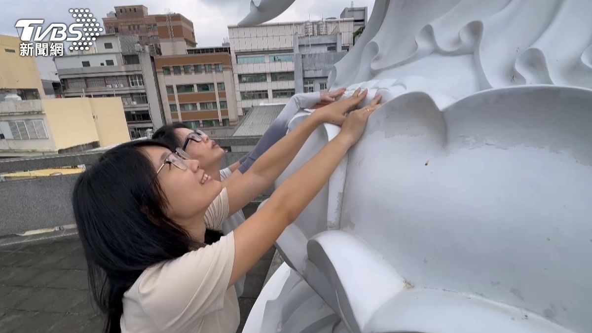 臨試「真」抱佛腳！8公尺菩薩像 16年首開放考生觸摸│TVBS新聞網