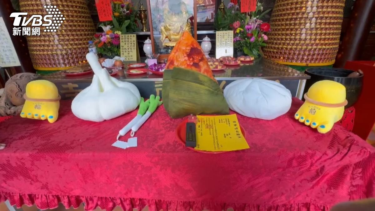 臨試「真」抱佛腳！8公尺菩薩像 16年首開放考生觸摸│TVBS新聞網