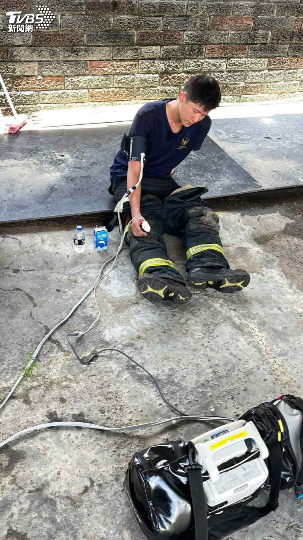竹北烤漆廠大火！消防員搶救中暑倒地 體溫飆破40°C│TVBS新聞網