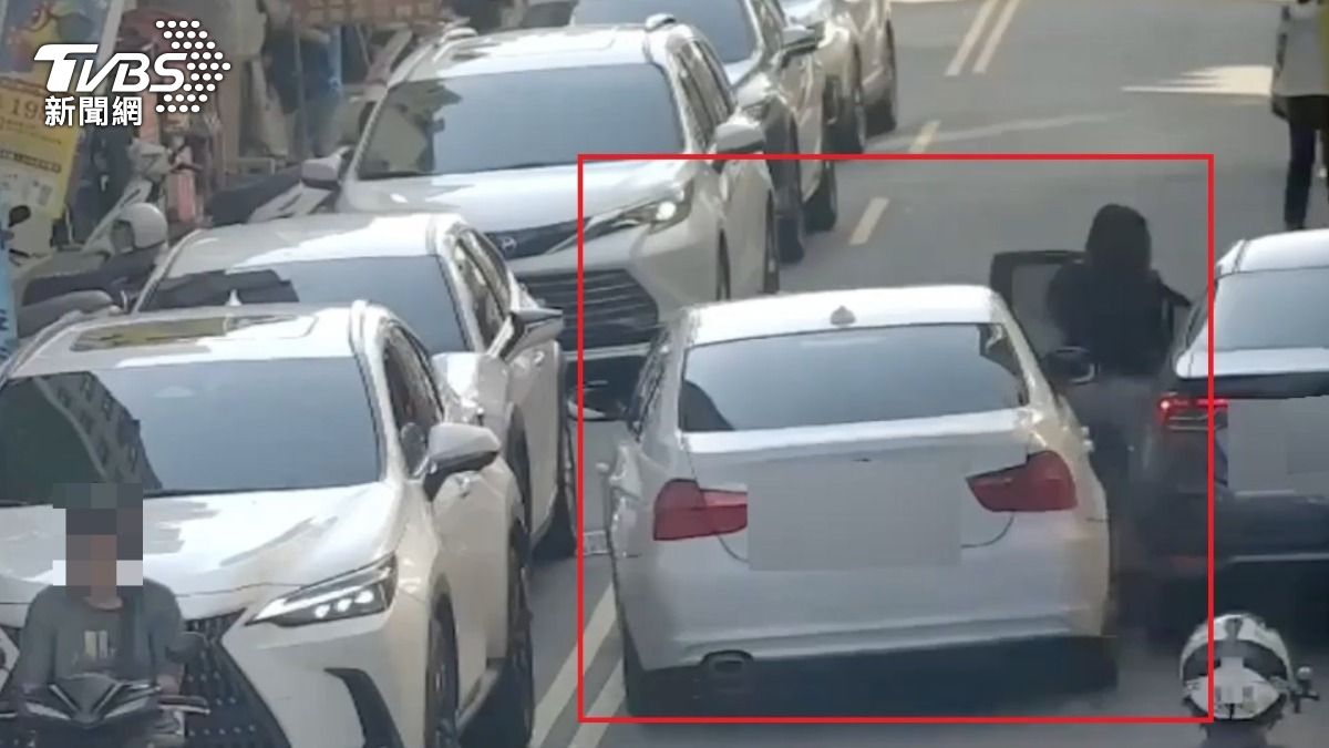 有片／撞完就跑？台中女開車門被擊落 BMW酒駕「肇逃秒離」│TVBS新聞網