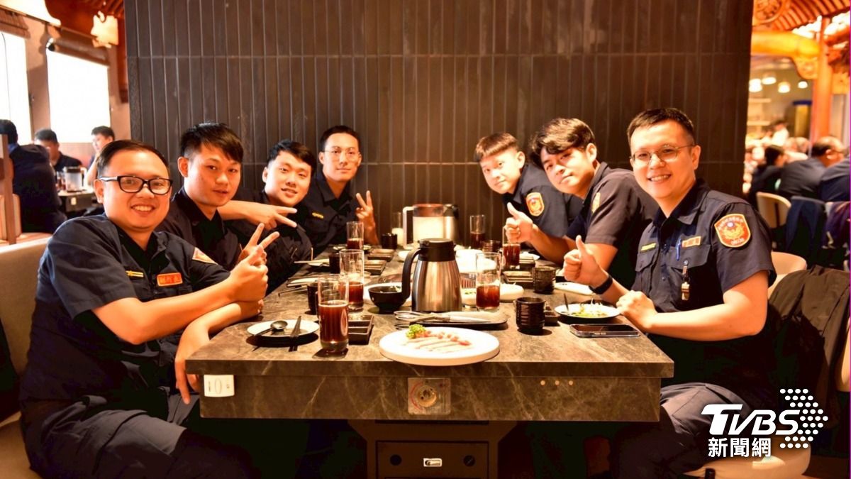 全分局員警「穿制服」吃Buffet 高雄分局長暖舉被讚爆│TVBS新聞網