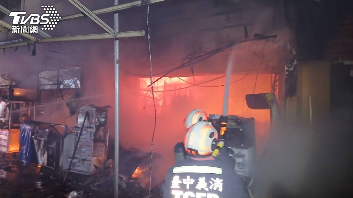 火舌吞噬30台娃娃機！台中廟東夜市竄火 波及臭豆腐、3C店│TVBS新聞網