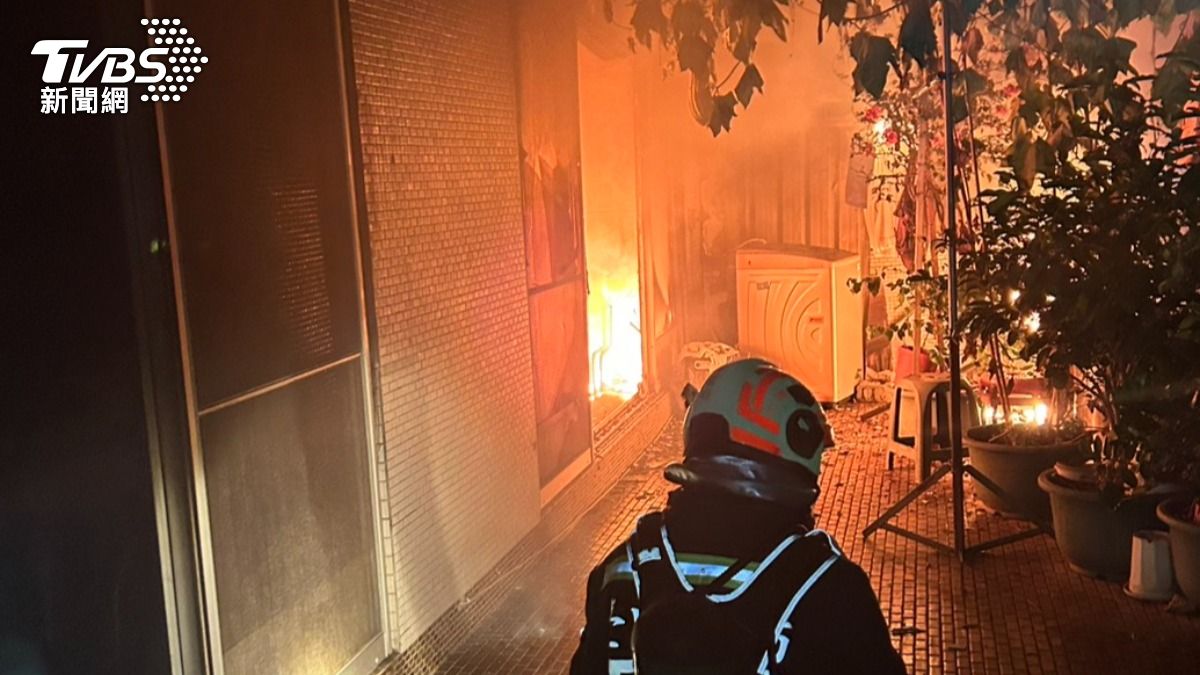 火舌吞噬30台娃娃機！台中廟東夜市竄火 波及臭豆腐、3C店│TVBS新聞網