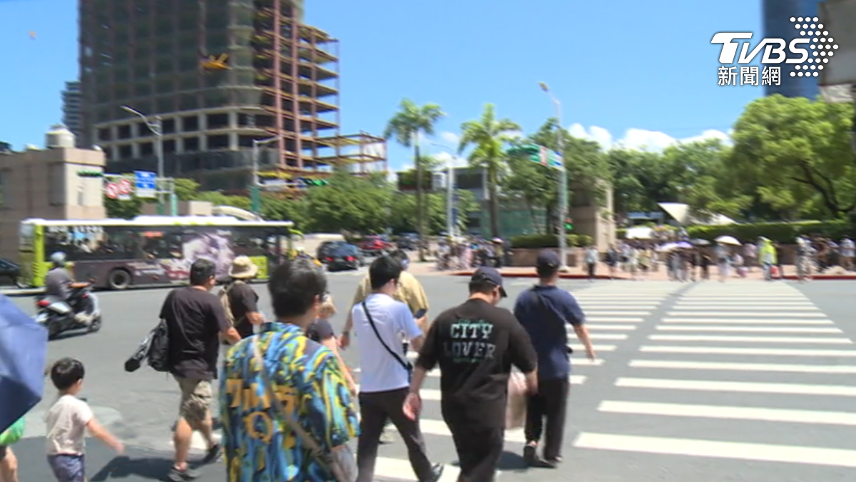 打臉交長！「過馬路滑手機」罰5百 警：法沒明定│TVBS新聞網