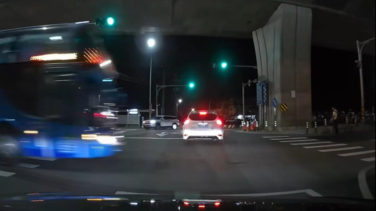 有片／葛瑪蘭客運闖紅燈狂飆！宜蘭路口險釀意外 驚險瞬間曝│TVBS新聞網