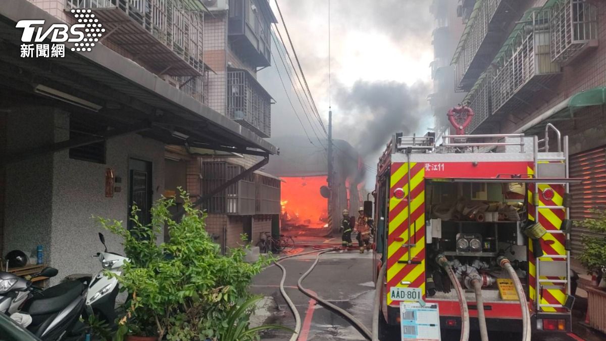 快訊／蘆洲鐵皮工廠「失火黑煙狂竄」 消防急派49車撲救│TVBS新聞網