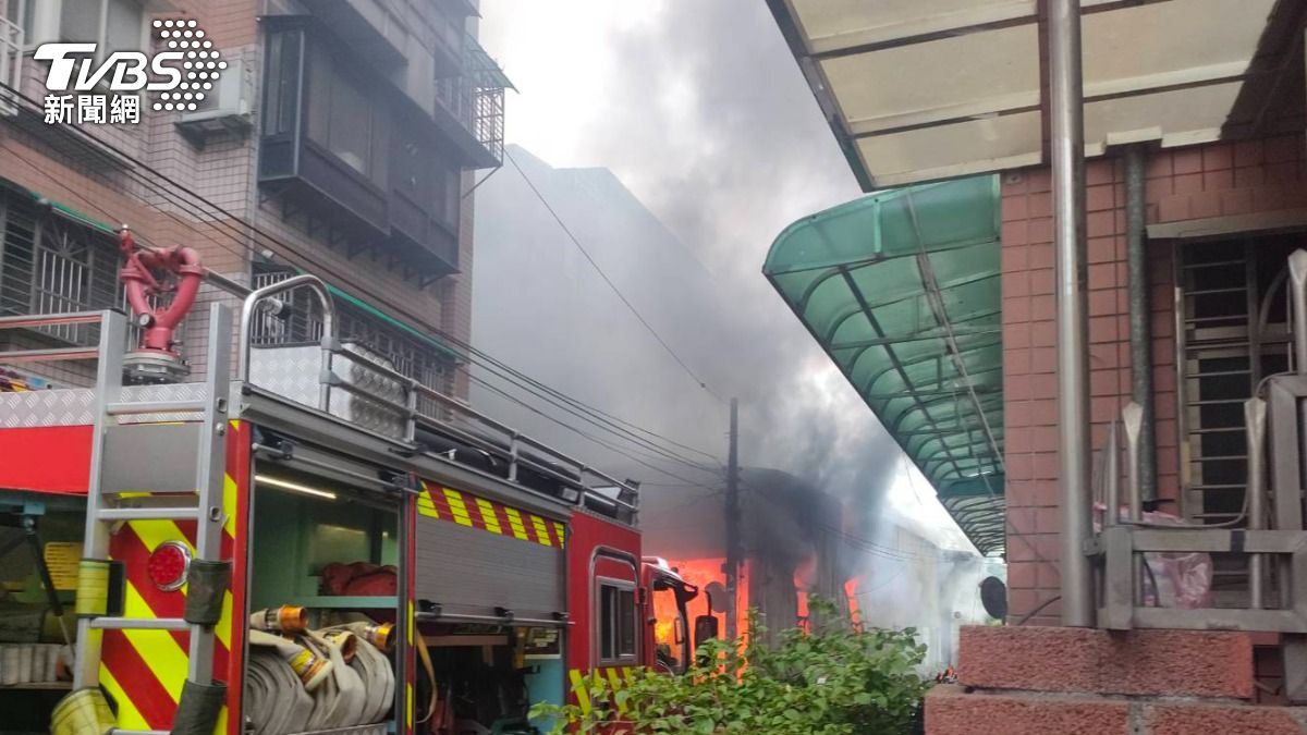 快訊／蘆洲鐵皮工廠「失火黑煙狂竄」 消防急派49車撲救│TVBS新聞網