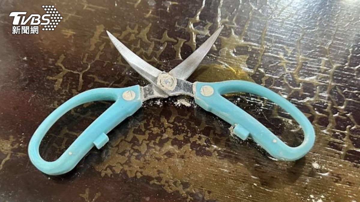 「褻瀆神明」驚人畫面曝！男子剪刀刺香爐 倒插香噴符咒水全被錄│TVBS新聞網