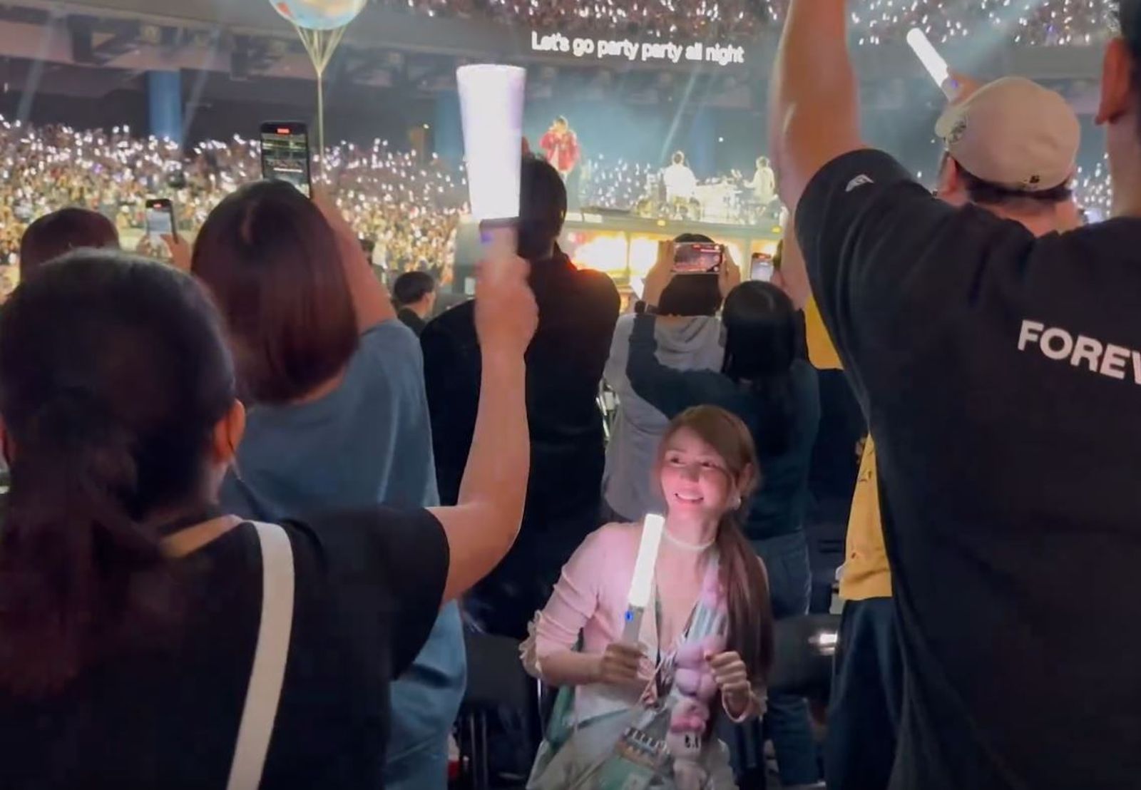 短今五月天演唱會「乖乖坐著」 遭疑偷臭林襄？本人澄清了│TVBS新聞網