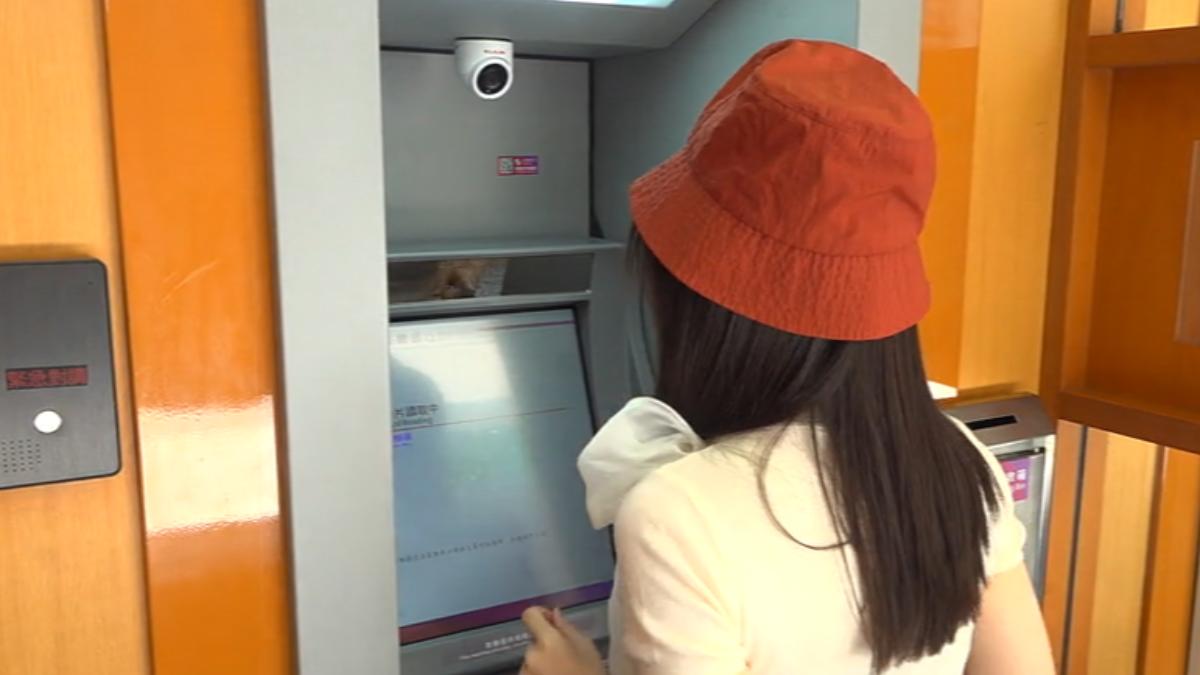 臉要露! ATM領錢「戴帽.口罩.講電話」警鈴狂響│TVBS新聞網