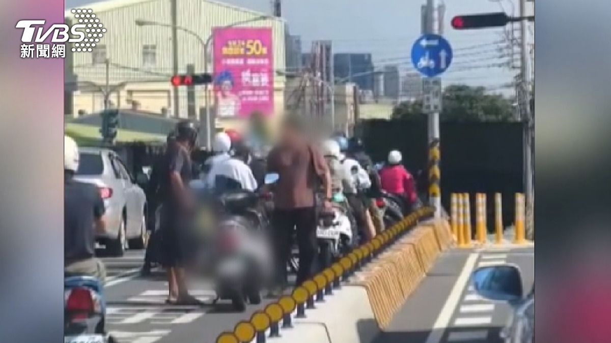 「只是停個紅綠燈」騎士掏西瓜刀嗆聲 目擊者急閃避驚呆│TVBS新聞網