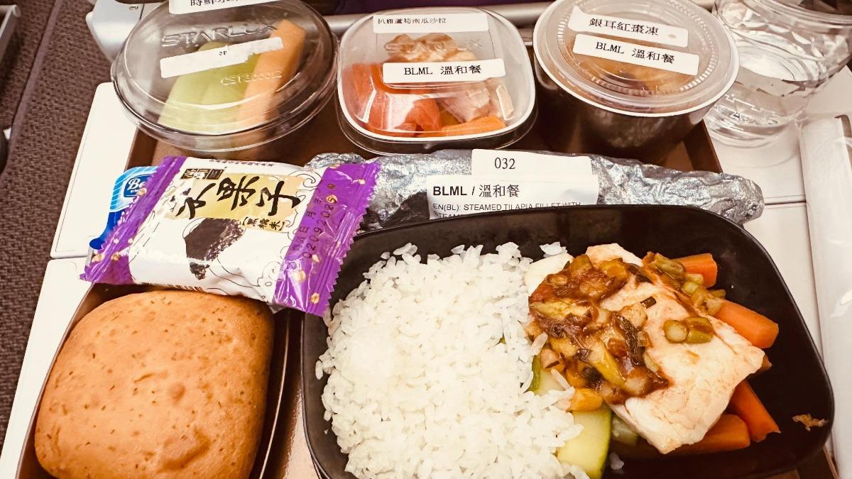 疑遭惡整？飛機餐成「液態餐」 愛莉莎莎：我要雞！│TVBS新聞網