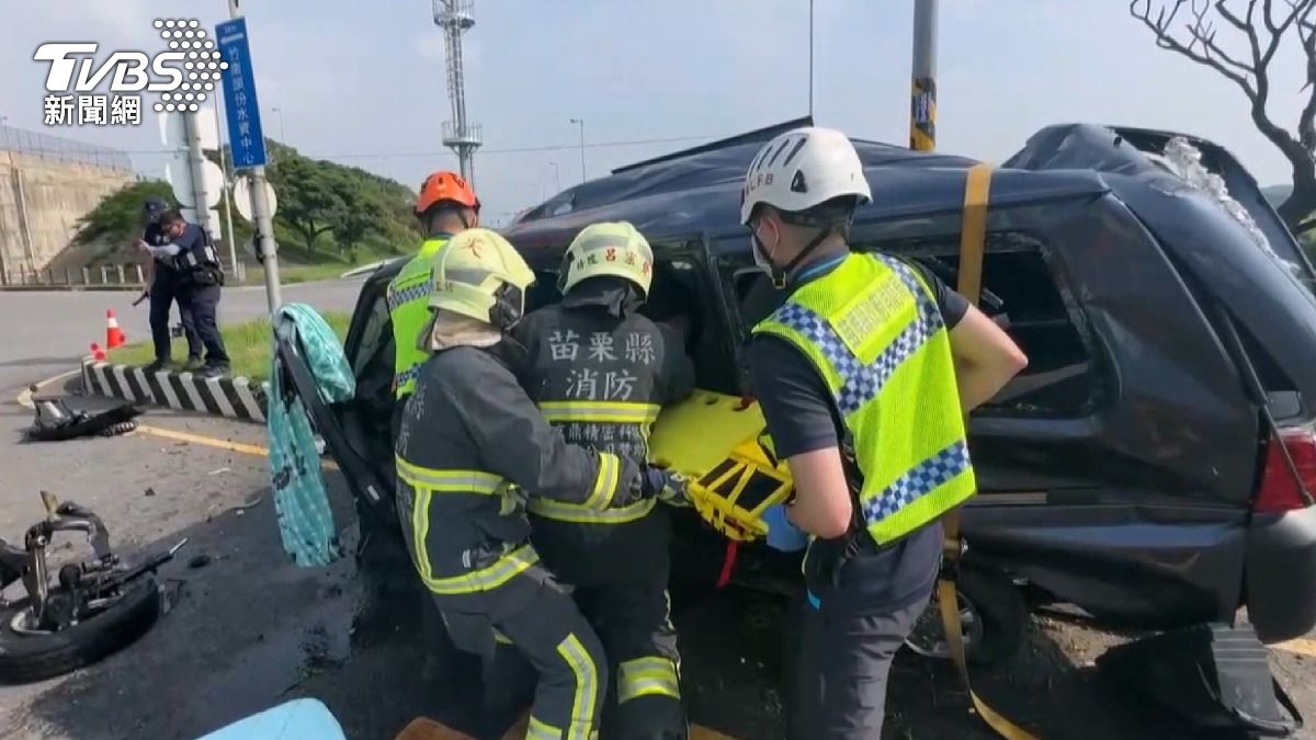 國道三號飛車驚魂！廂型車翻滾撞飛號誌桿 駕駛夾困車內│TVBS新聞網