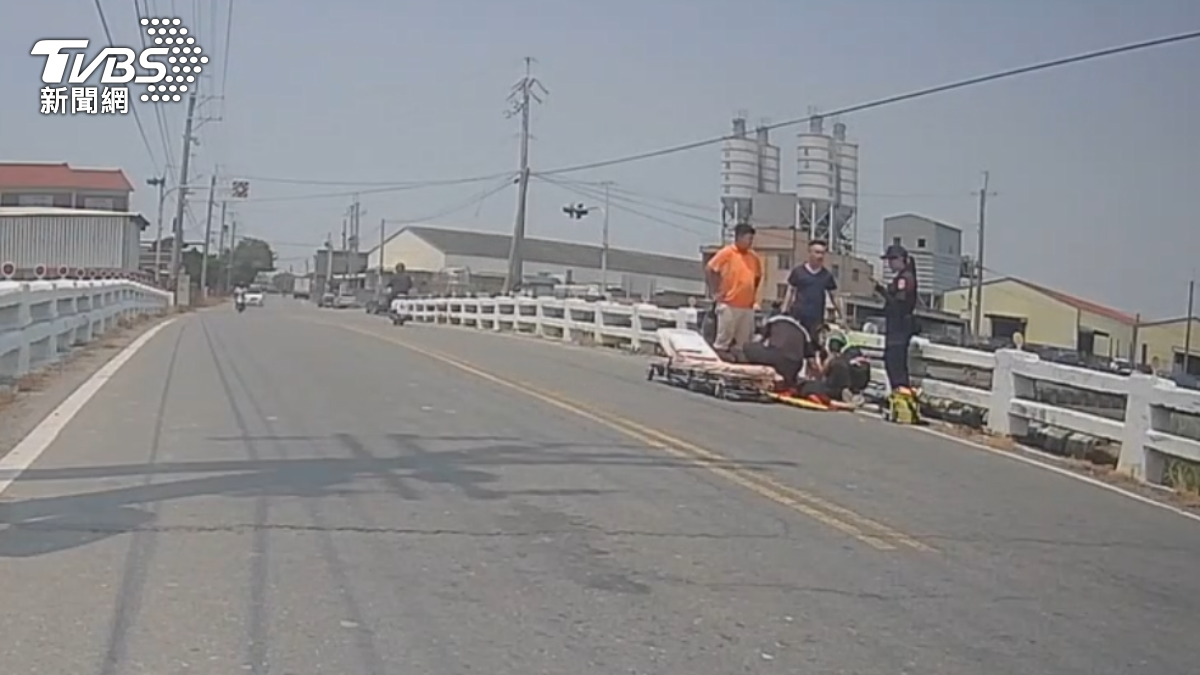 80歲婦騎車自摔命危！長腿帥警下班路過CPR 鬼門關前搶命│TVBS新聞網
