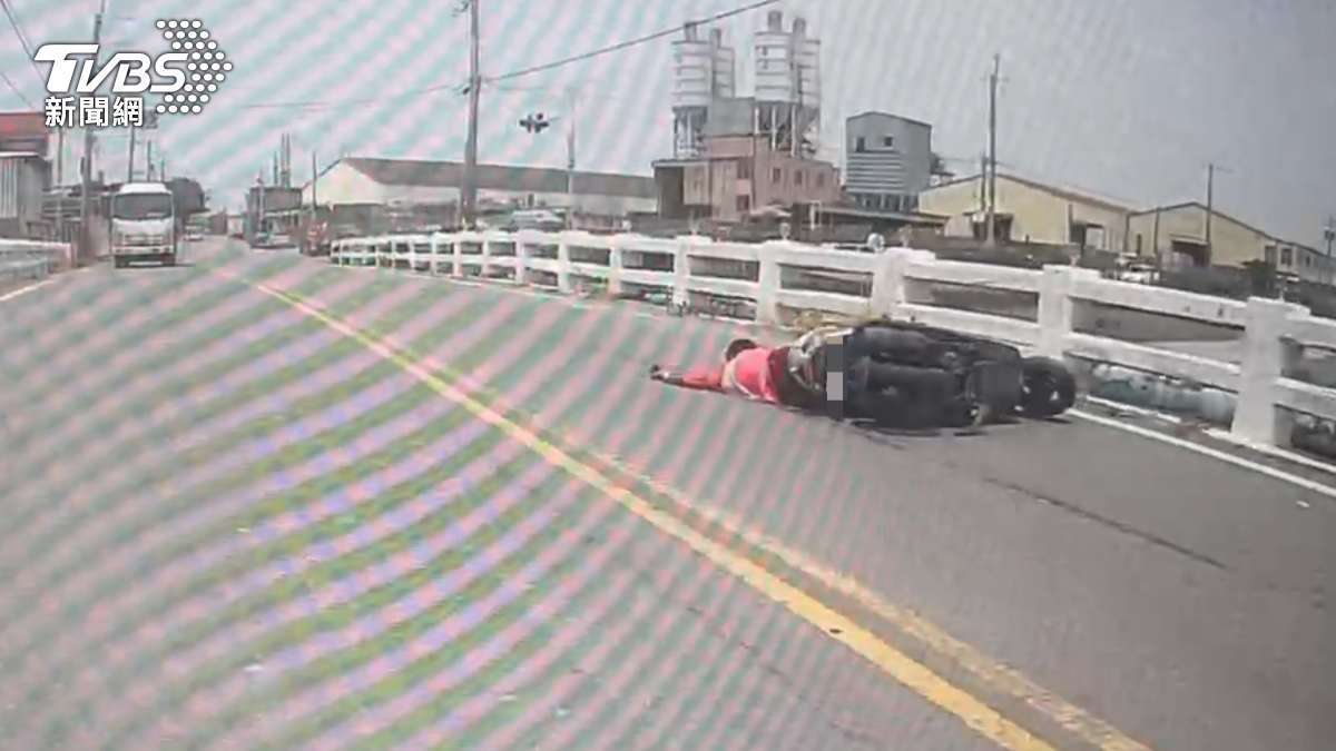 80歲婦騎車自摔命危！長腿帥警下班路過CPR 鬼門關前搶命│TVBS新聞網