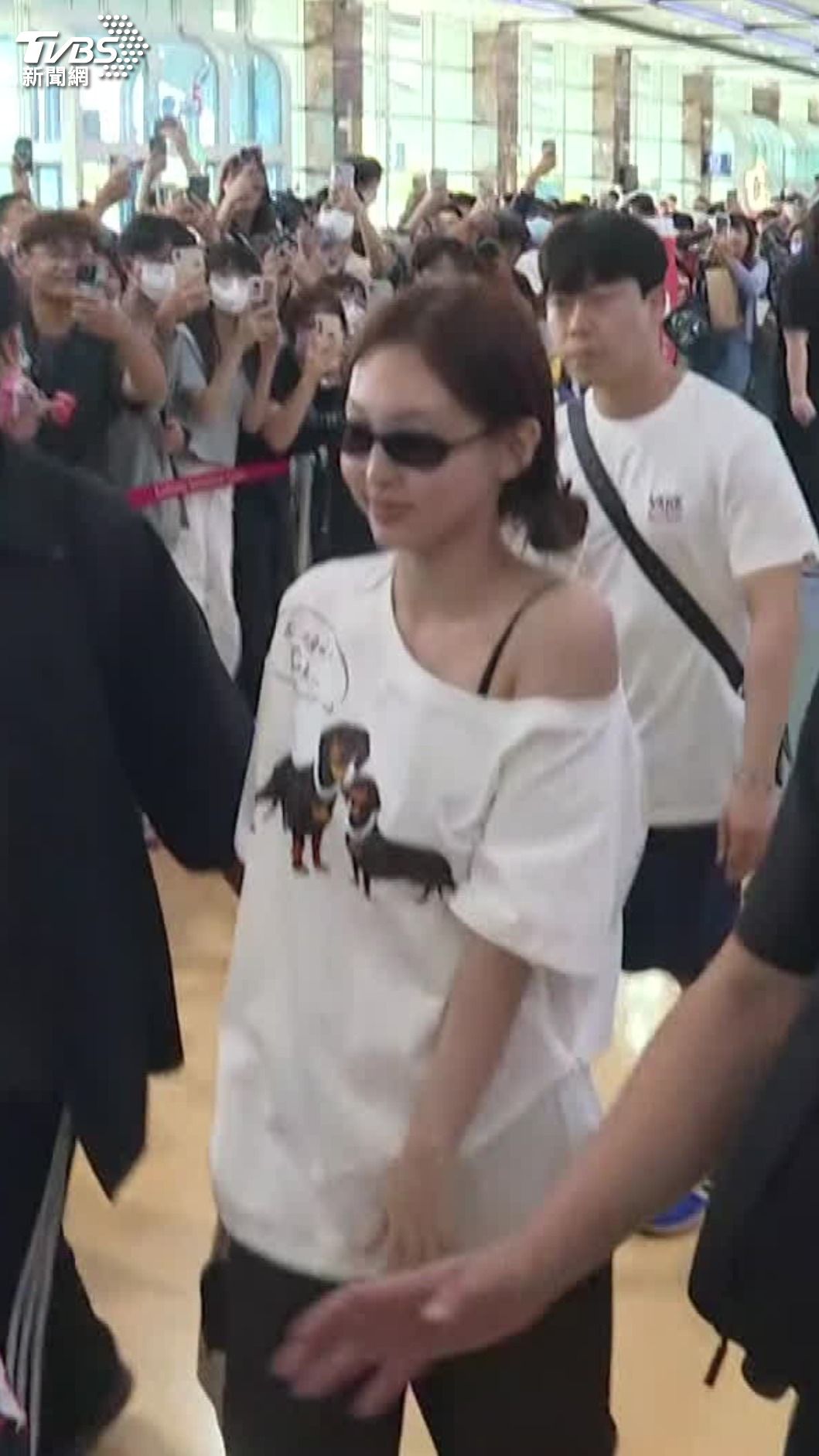 TWICE娜璉空降港都！男粉這舉動當場嚇壞 千人暴動接機│TVBS新聞網