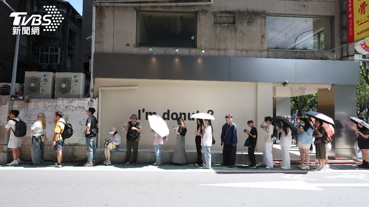 直擊／I’m donut？台灣首店開幕價格曝 昨晚就有人排人潮圍一圈│TVBS新聞網