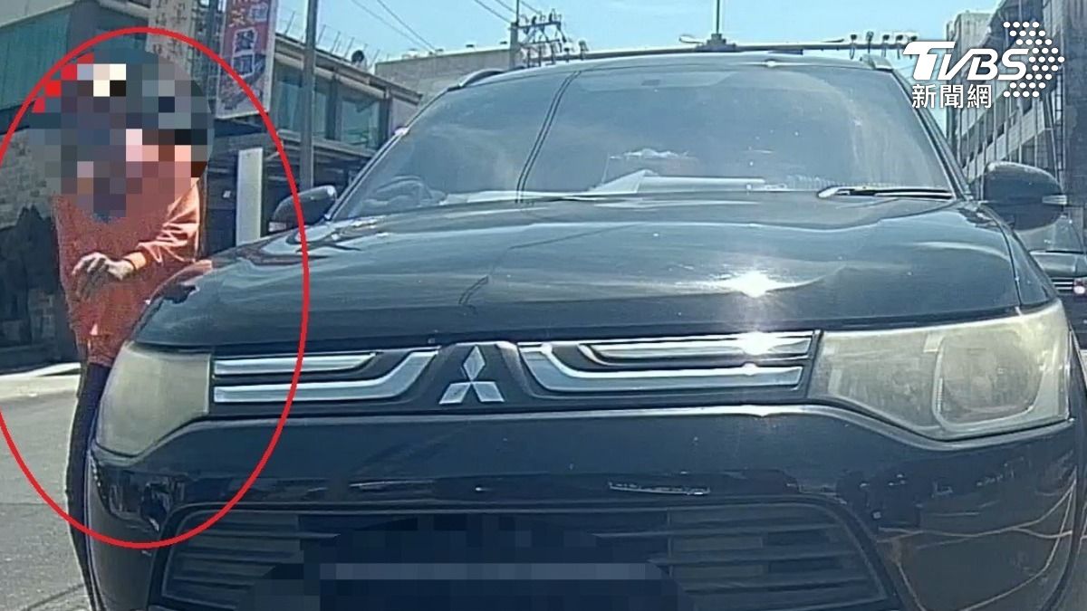 熱昏了！ 正中午鋪柏油工人「嘔吐暈倒」 員警助開道 │TVBS新聞網