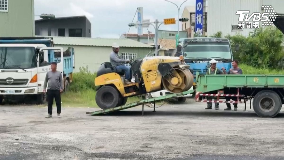 熱昏了！ 正中午鋪柏油工人「嘔吐暈倒」 員警助開道 │TVBS新聞網