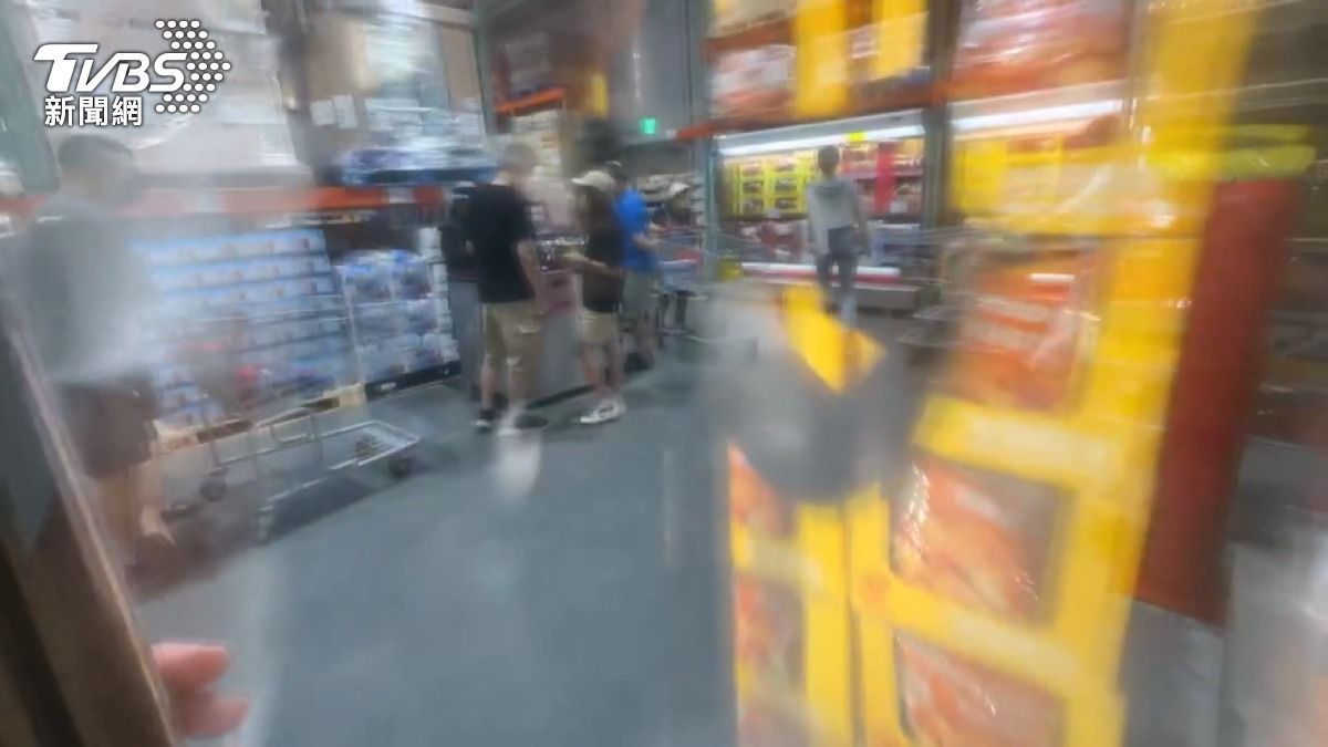 賣場當遊樂場？離譜家長小孩放冰箱 民眾傻眼│TVBS新聞網